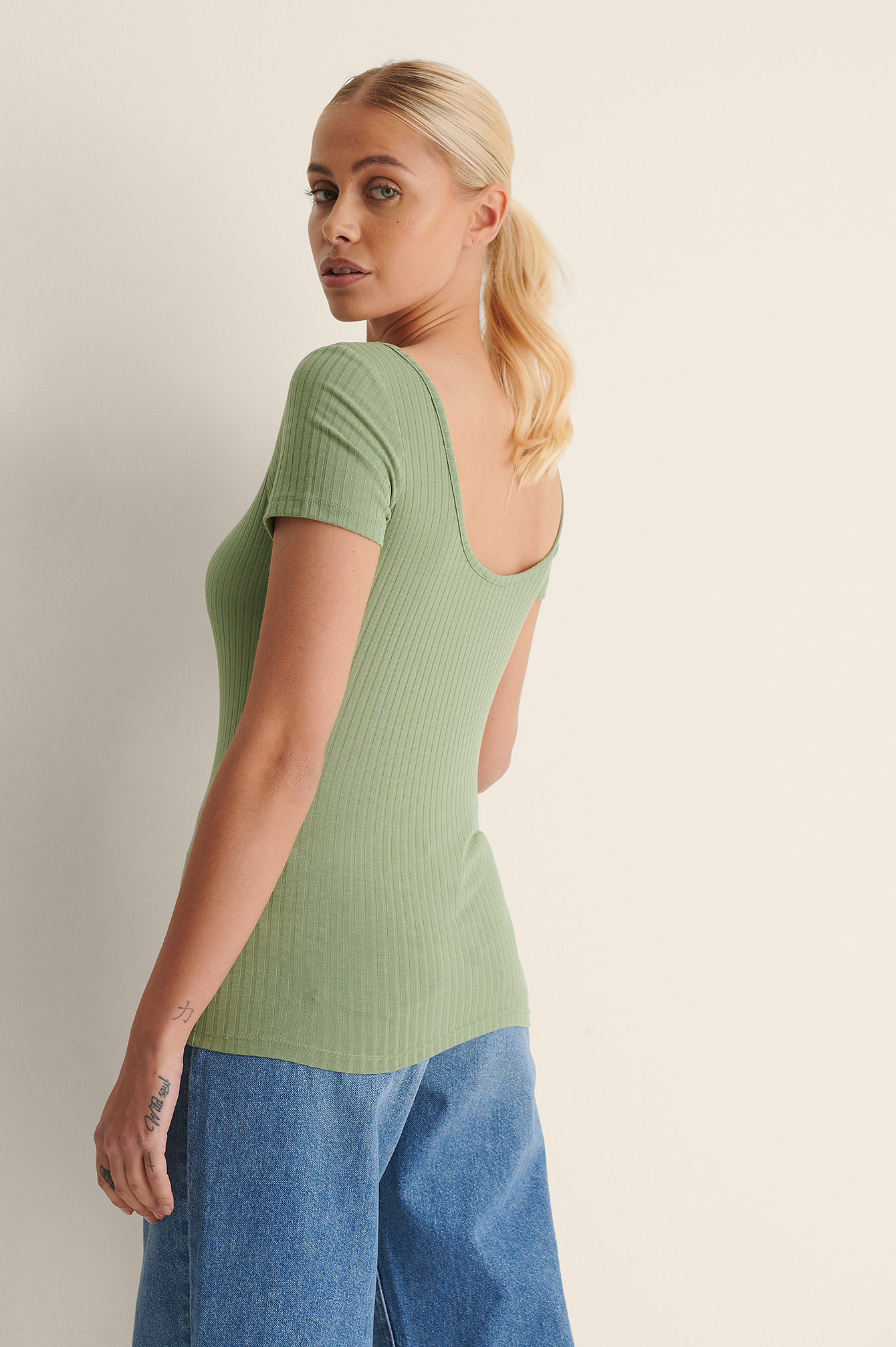 Deep Round Neck Rib Short Sleeve Top Green | na-kd.com
