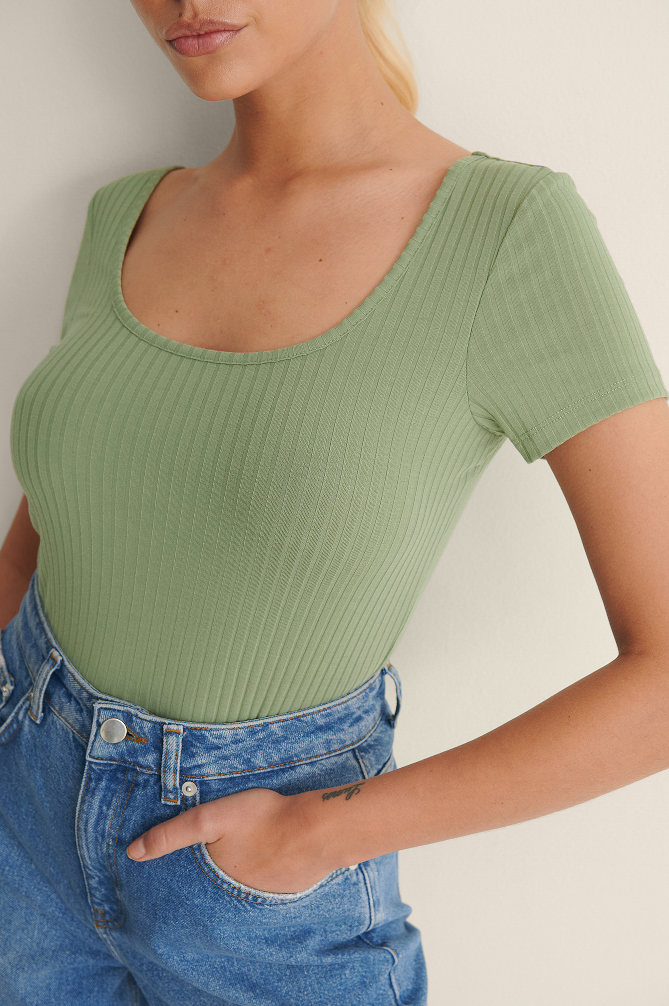 Deep Round Neck Rib Short Sleeve Top Green | na-kd.com