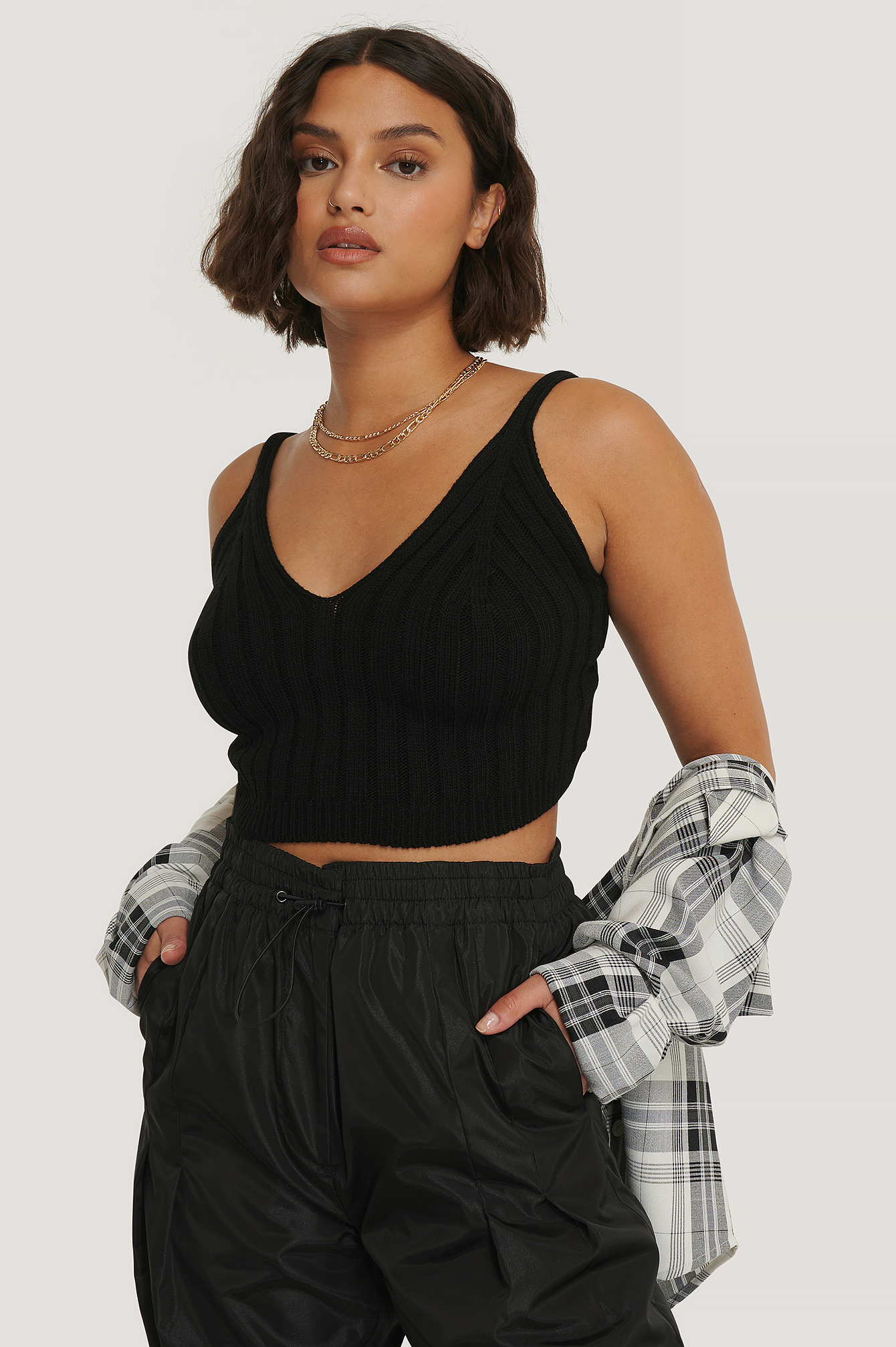 Ribbed Knitted V-neck Cropped Singlet Black | NA-KD