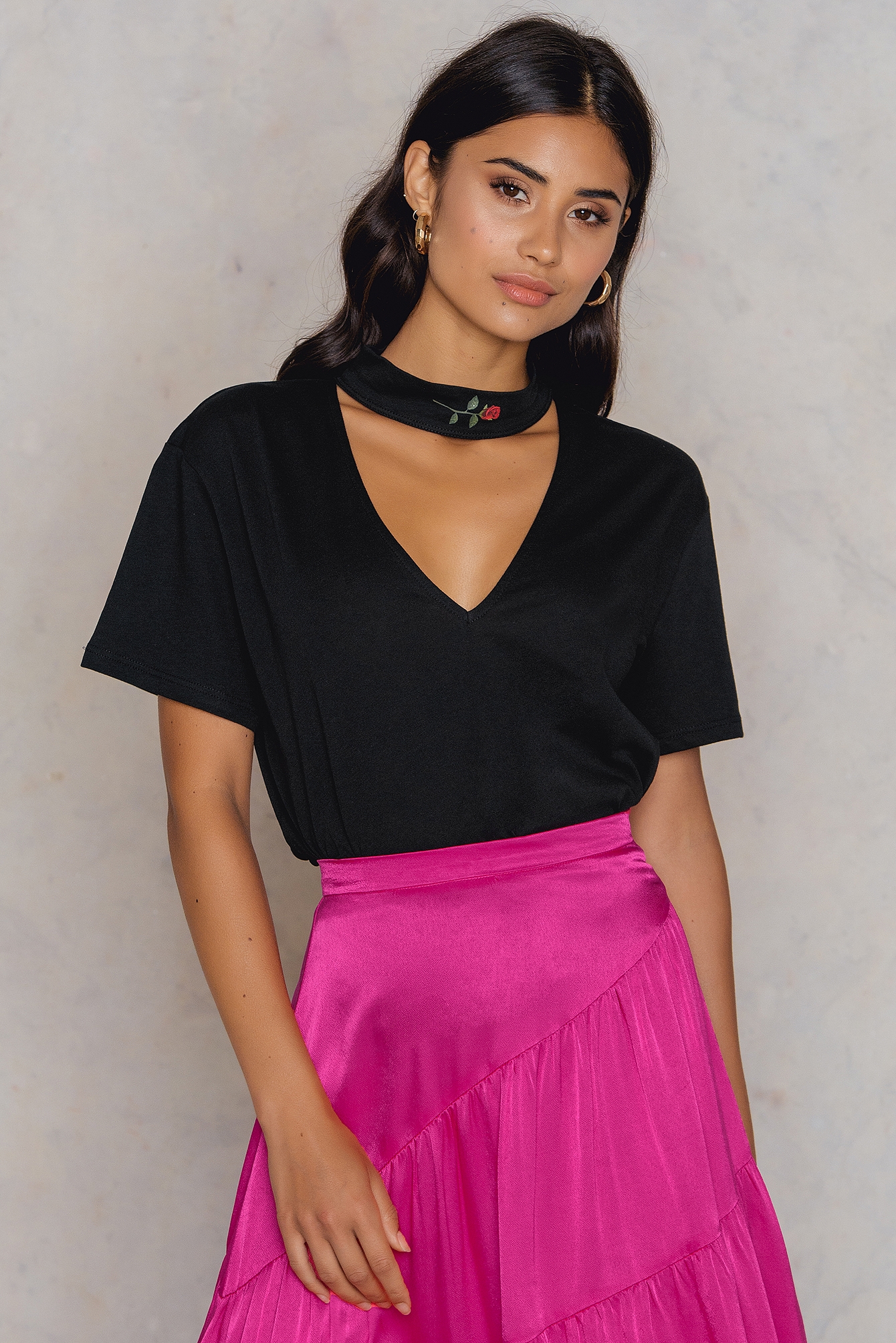 Rose Cut Out Tee Schwarz | NA-KD