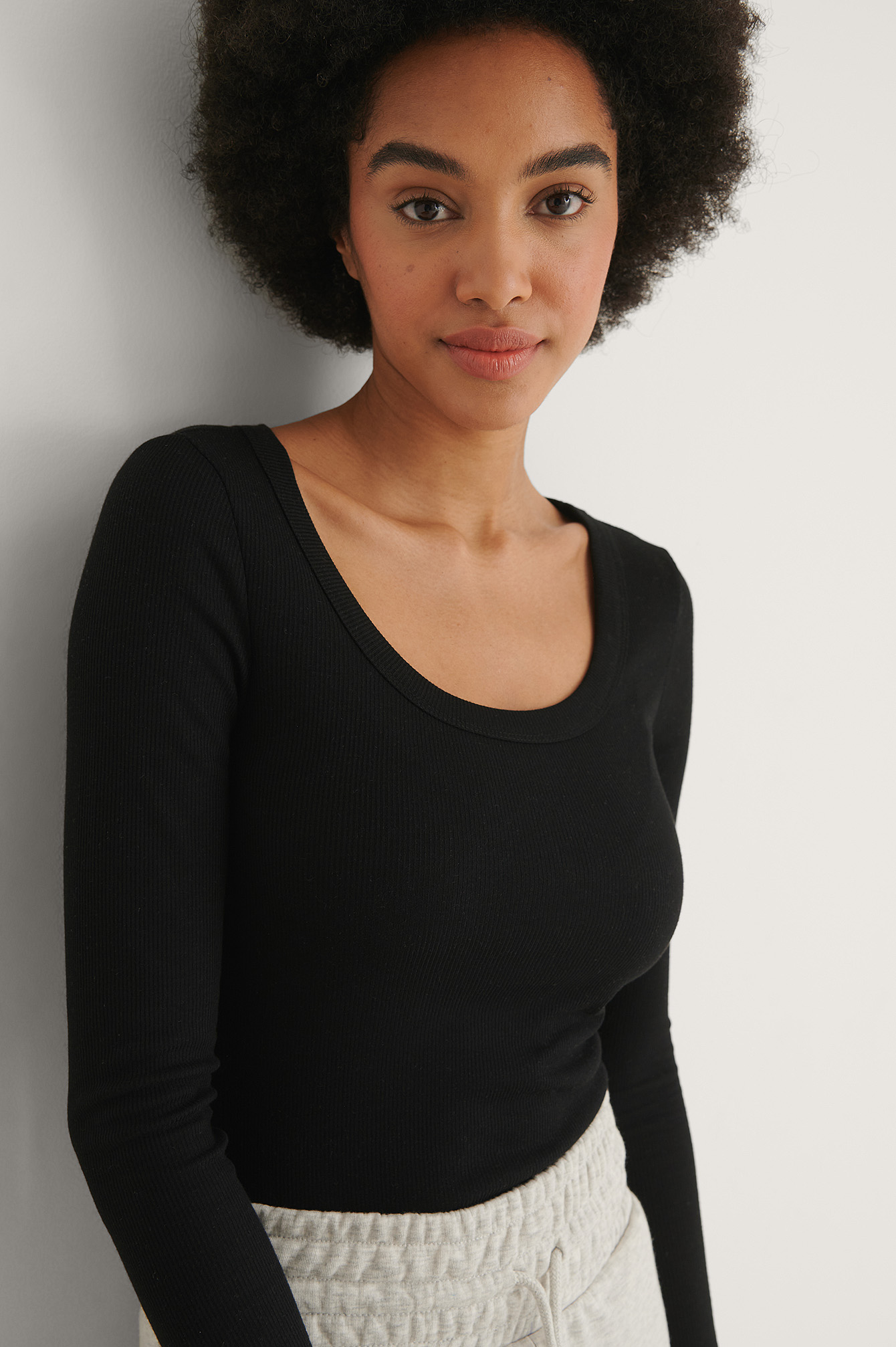 Scoop Neck Ribbed Top Black | NA-KD
