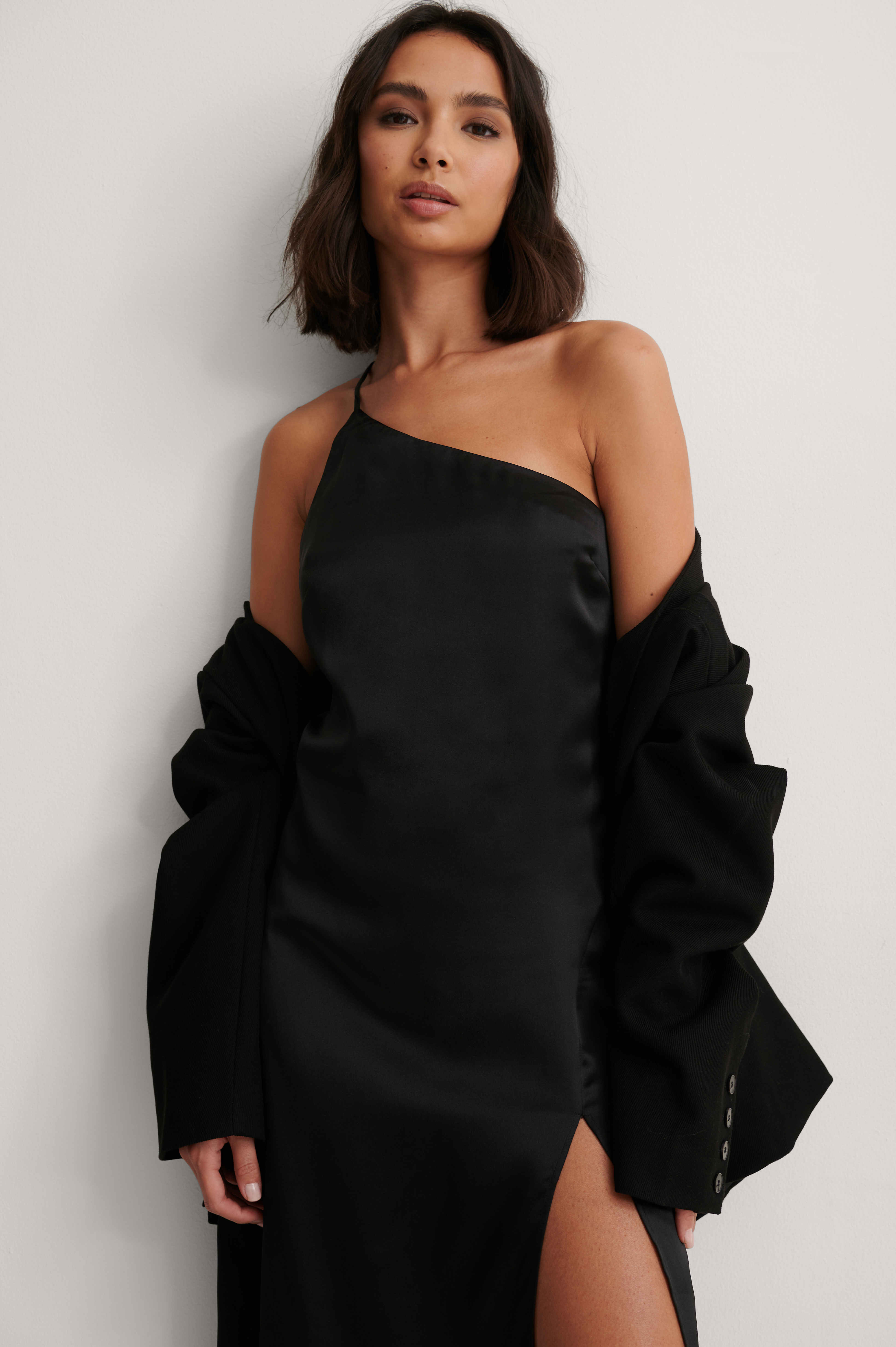 Asymmetrisches Satinkleid mit Seitenschlitz Schwarz | na-kd.com