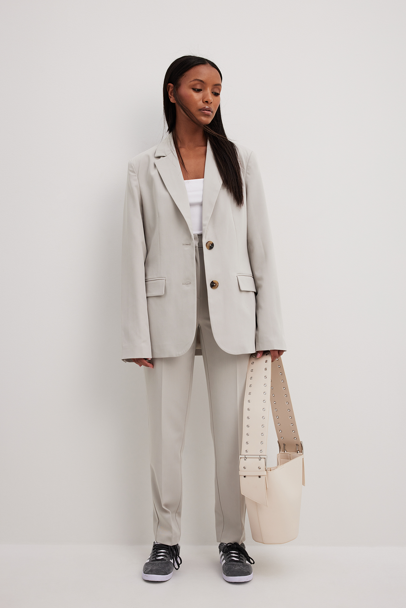 Gerade cropped Anzughose mit hoher Taille Beige | NA-KD