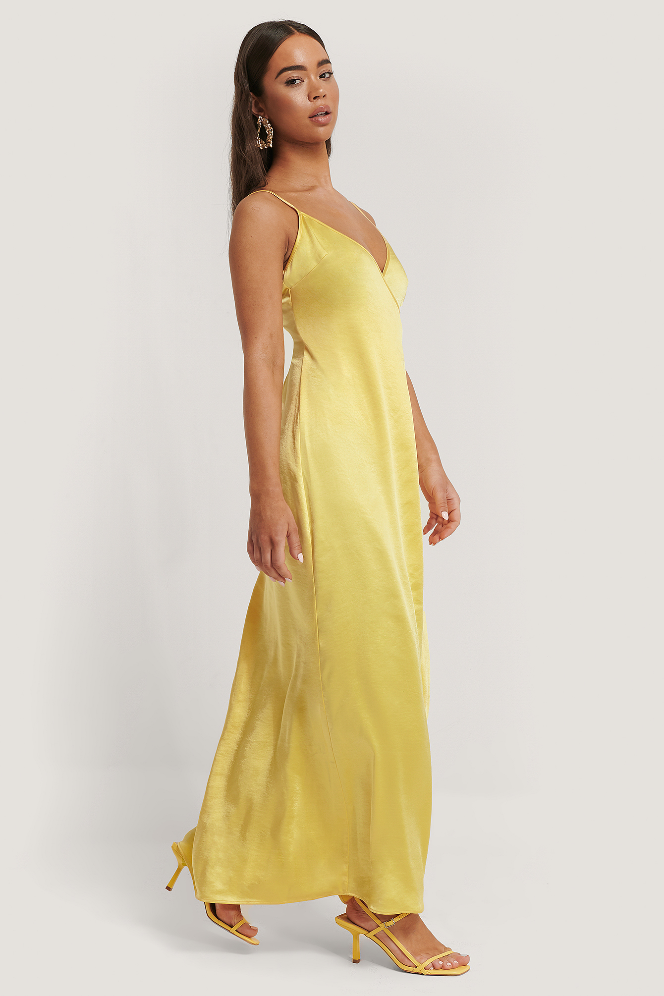 Satinkleid Mit Dünnen Trägern Und Schlitz Gelb | na-kd.com