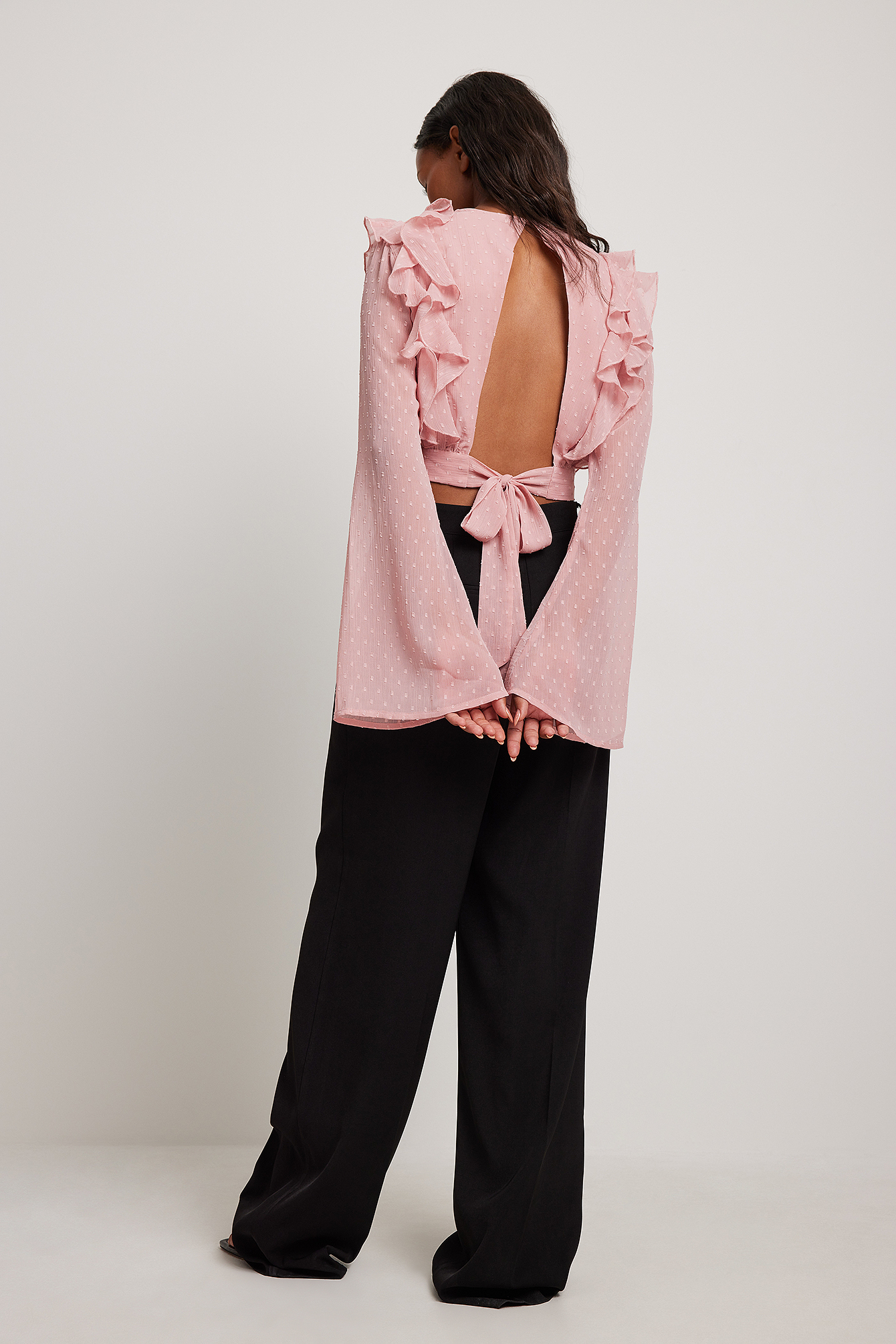 Dobby-bluse med trompetermer og stroppedetaljer Rosa | NA-KD
