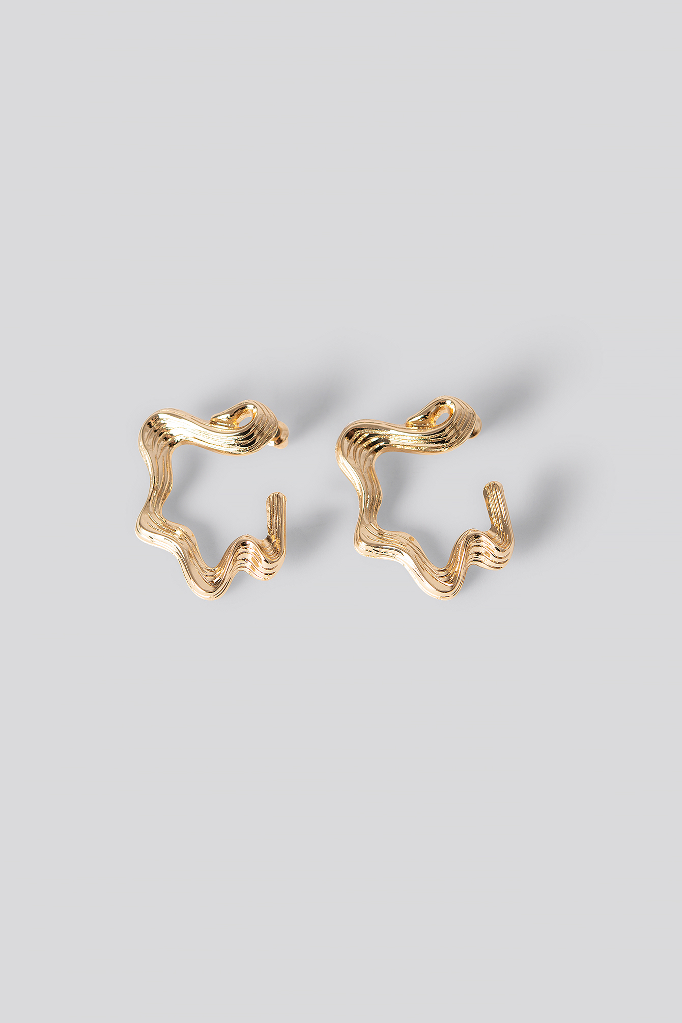 Uneven Wavy Earrings Gold | NA-KD