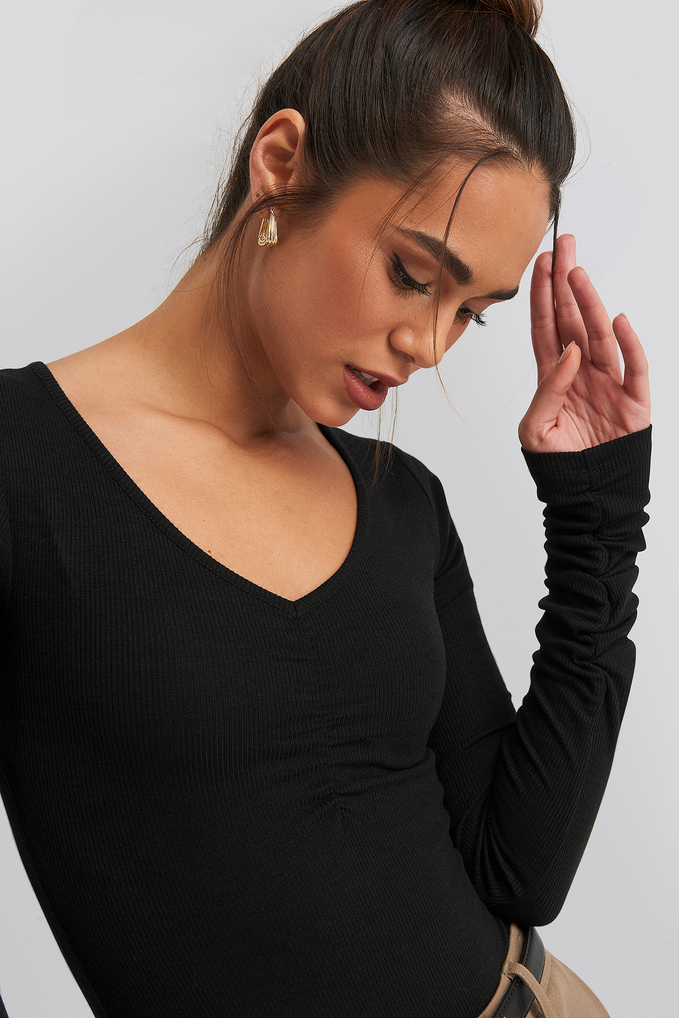 V-neck Ruched Ribbed Body Schwarz | NA-KD