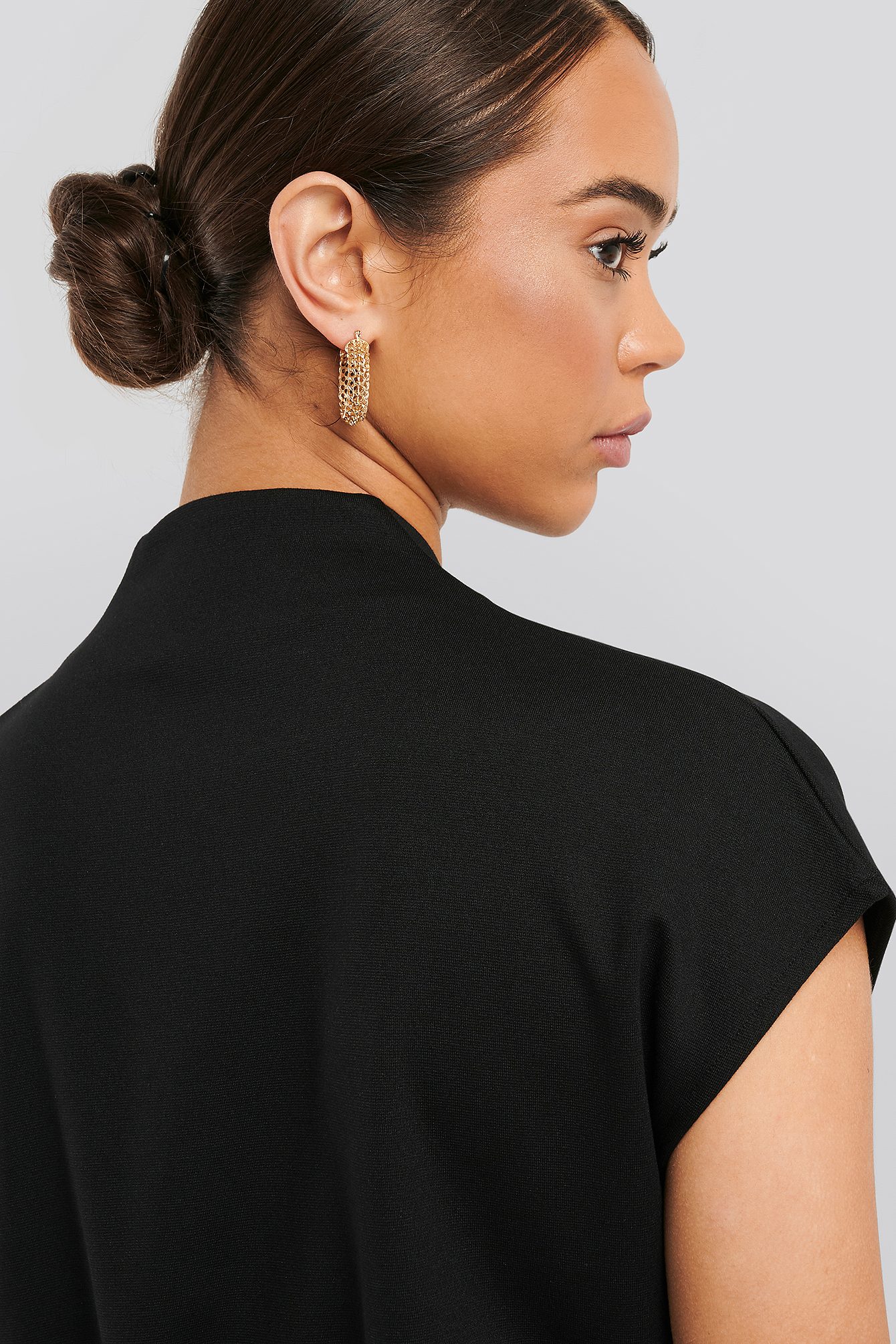 V-neckline Crossover Sleeveless Top Black | na-kd.com