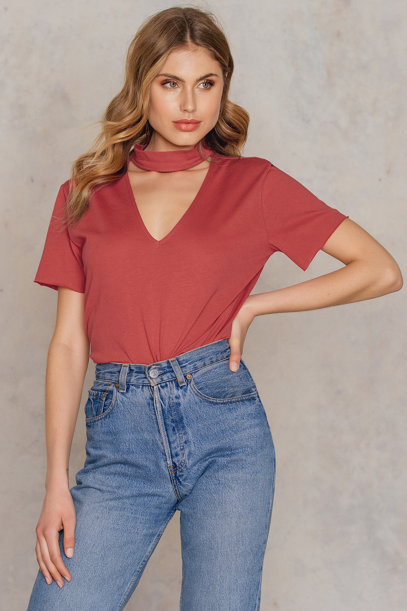 V Cut Out Tee Red | NA-KD