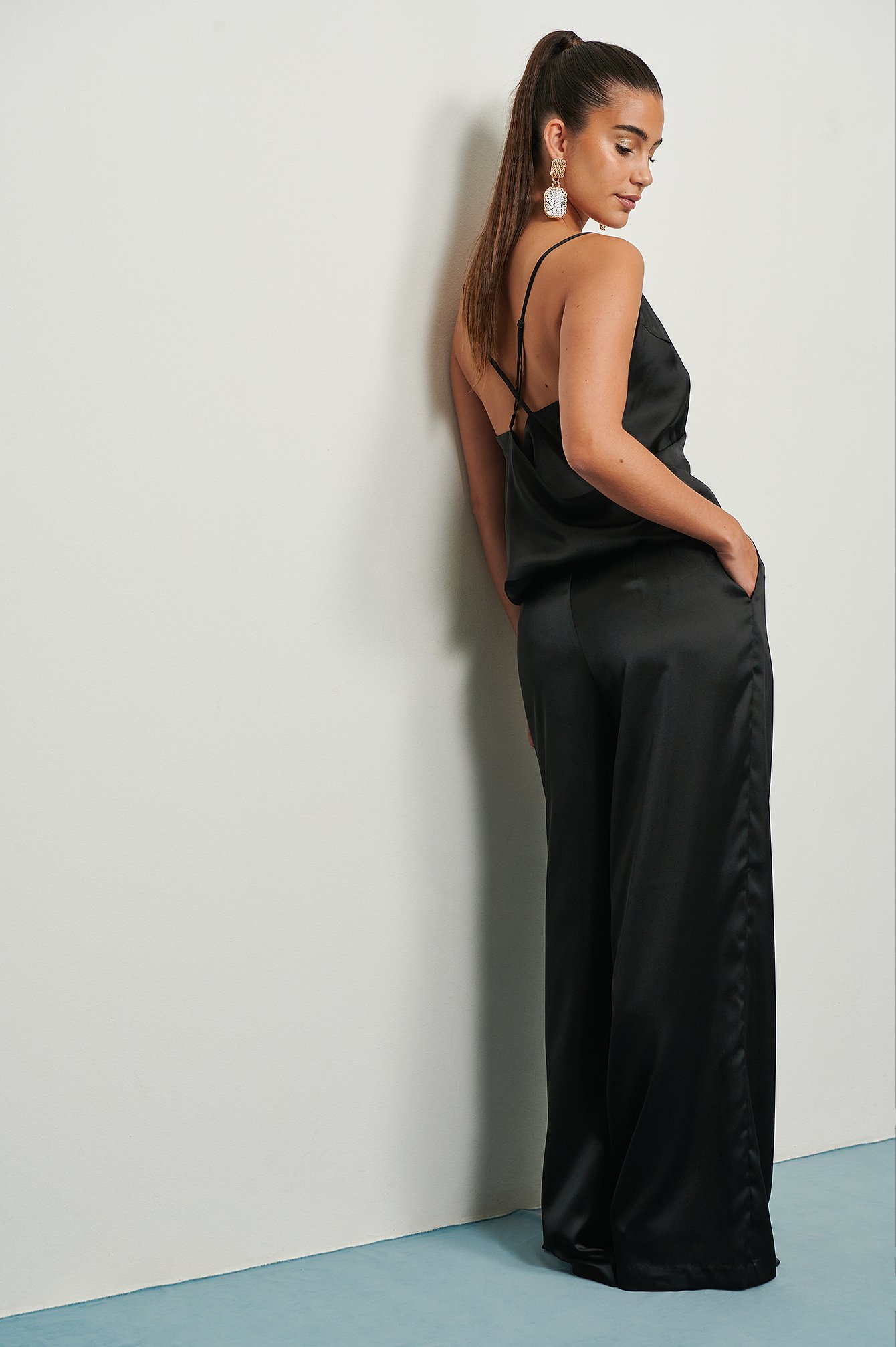 V-neck Satin Singlet Black | na-kd.com