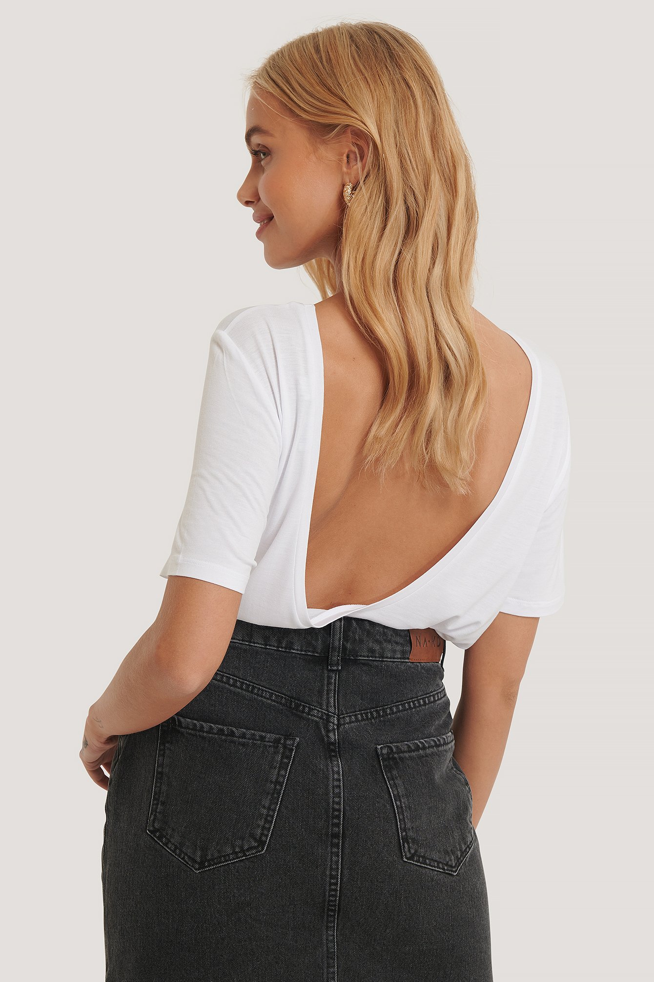 Viscose Deep Back Tee Vit | NA-KD