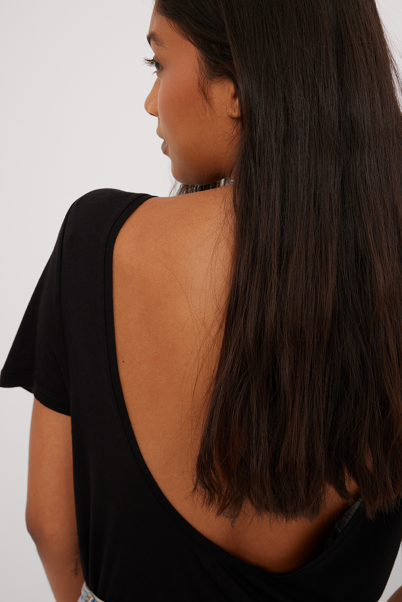 Viskose Tiefer Rücken T-Shirt Schwarz | NA-KD