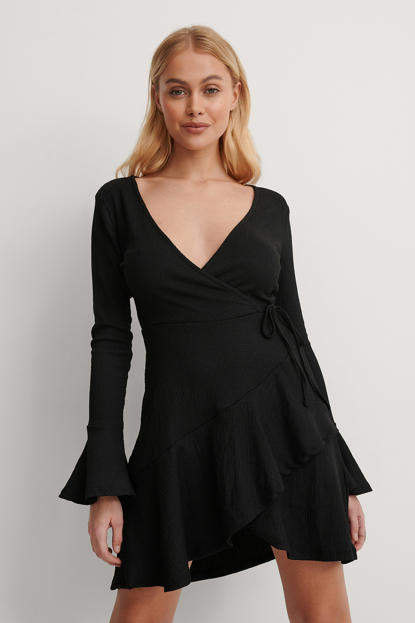 Recycled Overlap V-neck Flounce Dress Green | na-kd.com