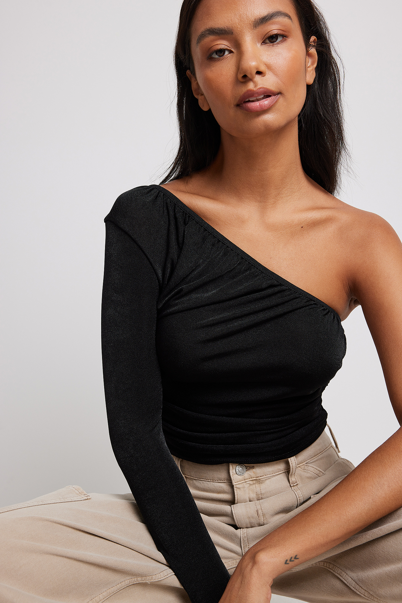 Topp med en ärm Svart | NA-KD