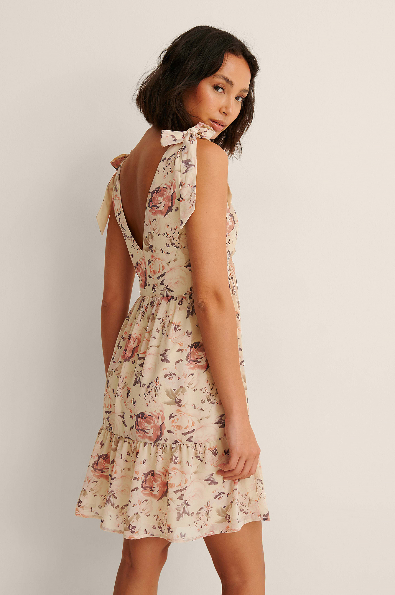 Chiffon Kjole Med Et Slips Med En Skulder Og En Volang Flerfarget | NA-KD