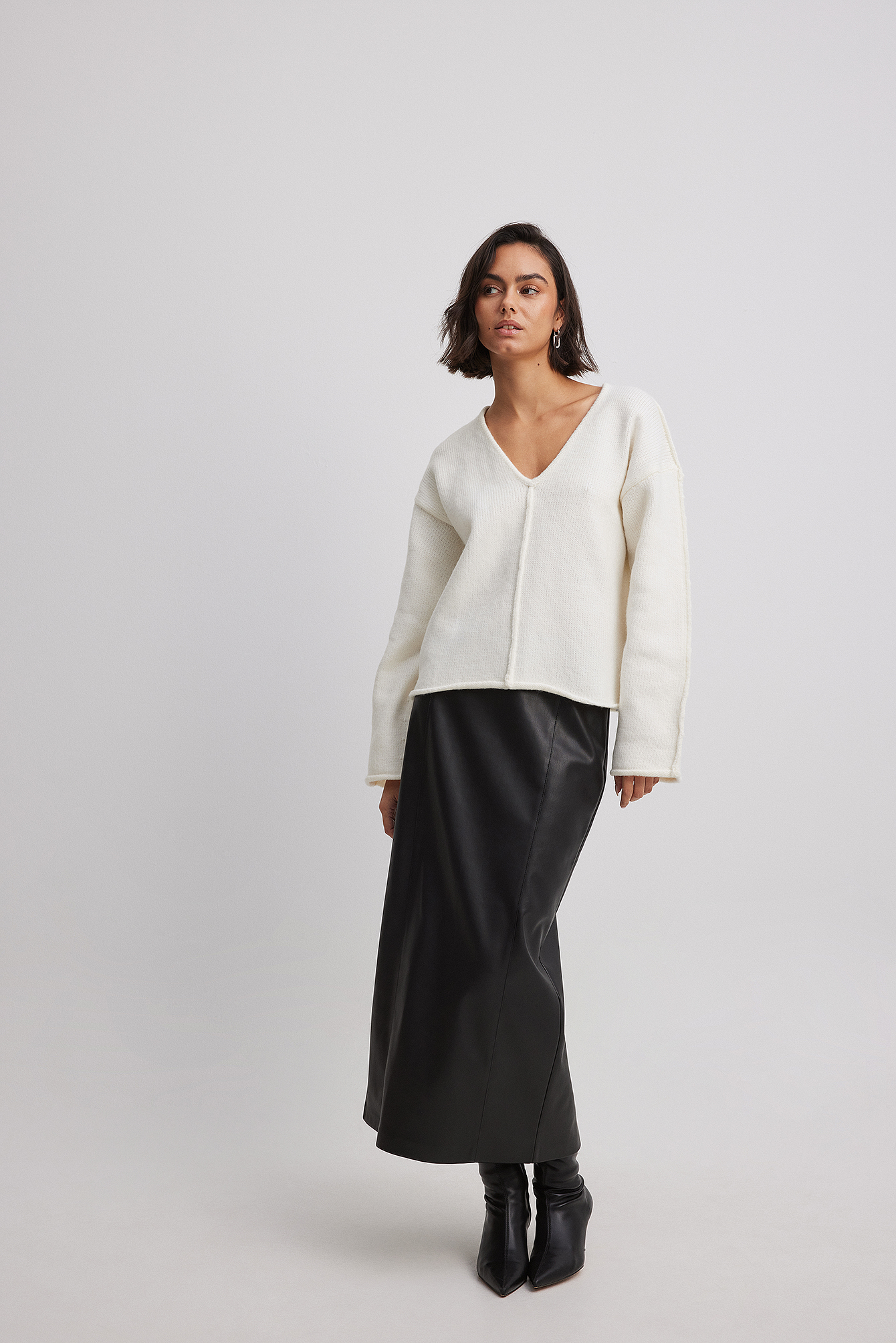 Jupe mi-longue ajustée en similicuir Noir | NA-KD