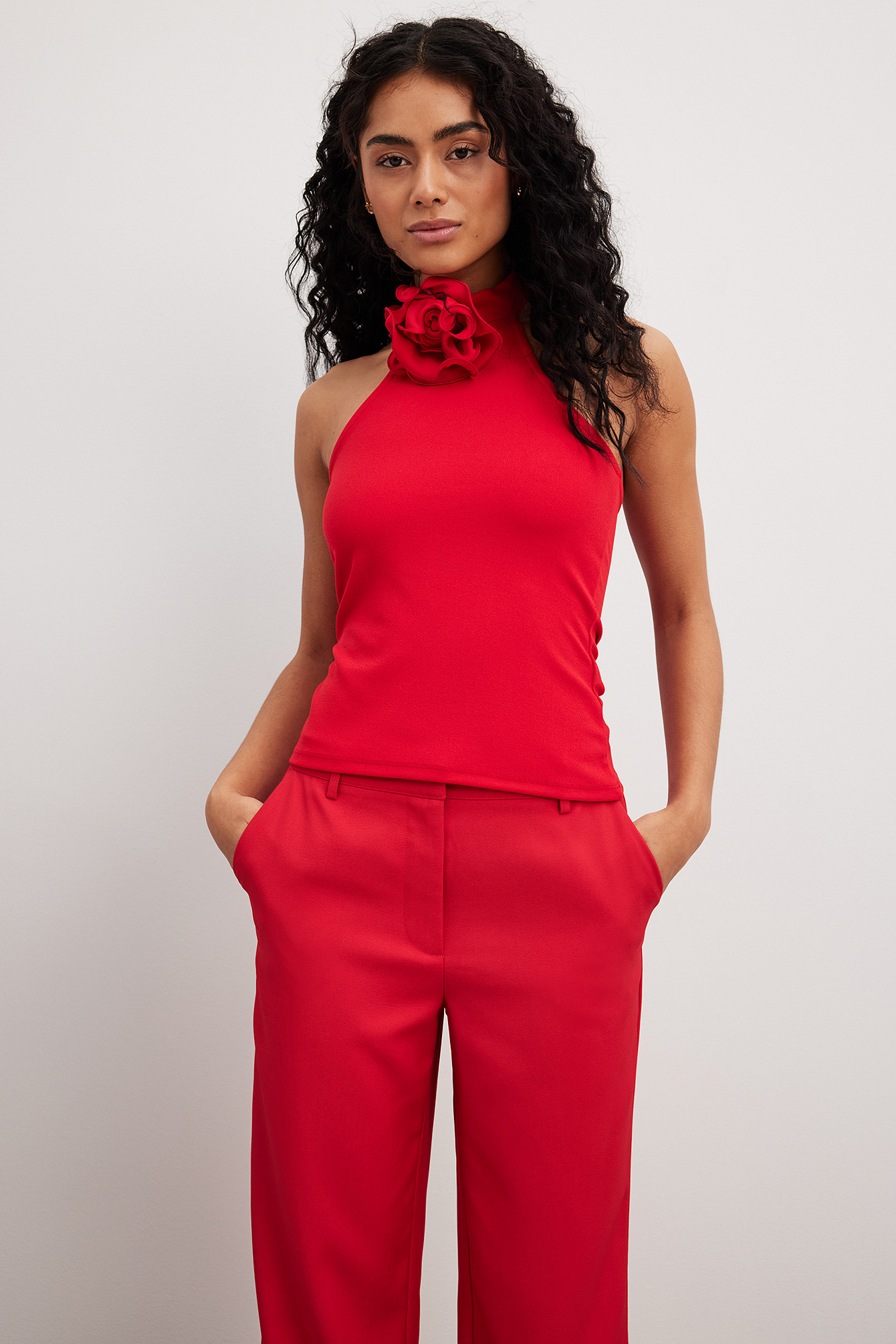 Neckholder-Top mit Rosendetail Rot | NA-KD