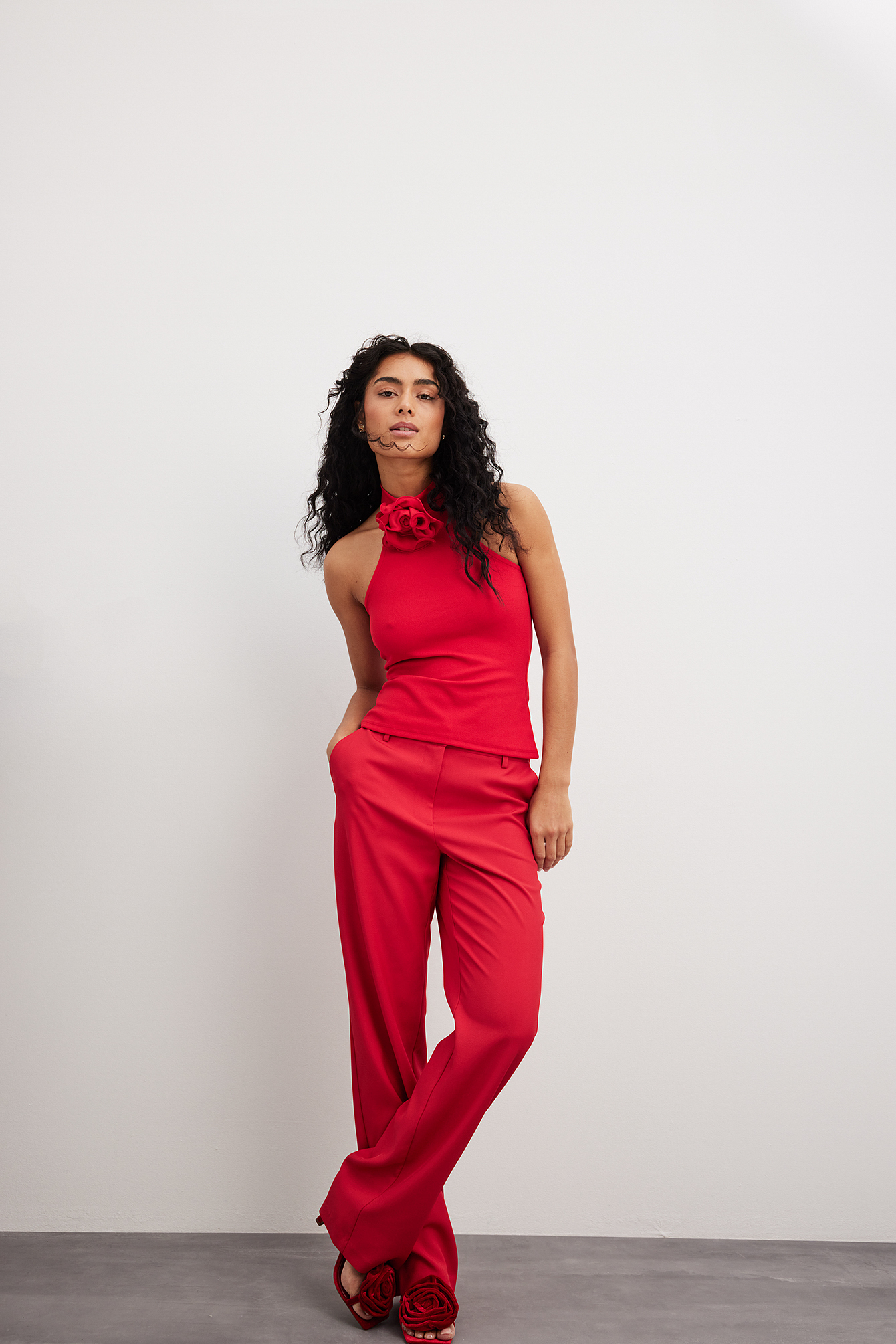 Neckholder-Top mit Rosendetail Rot | NA-KD