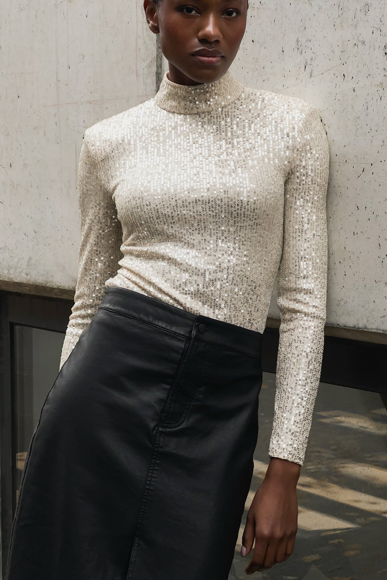 Sharp Shoulder Sequin Top Beige | NA-KD