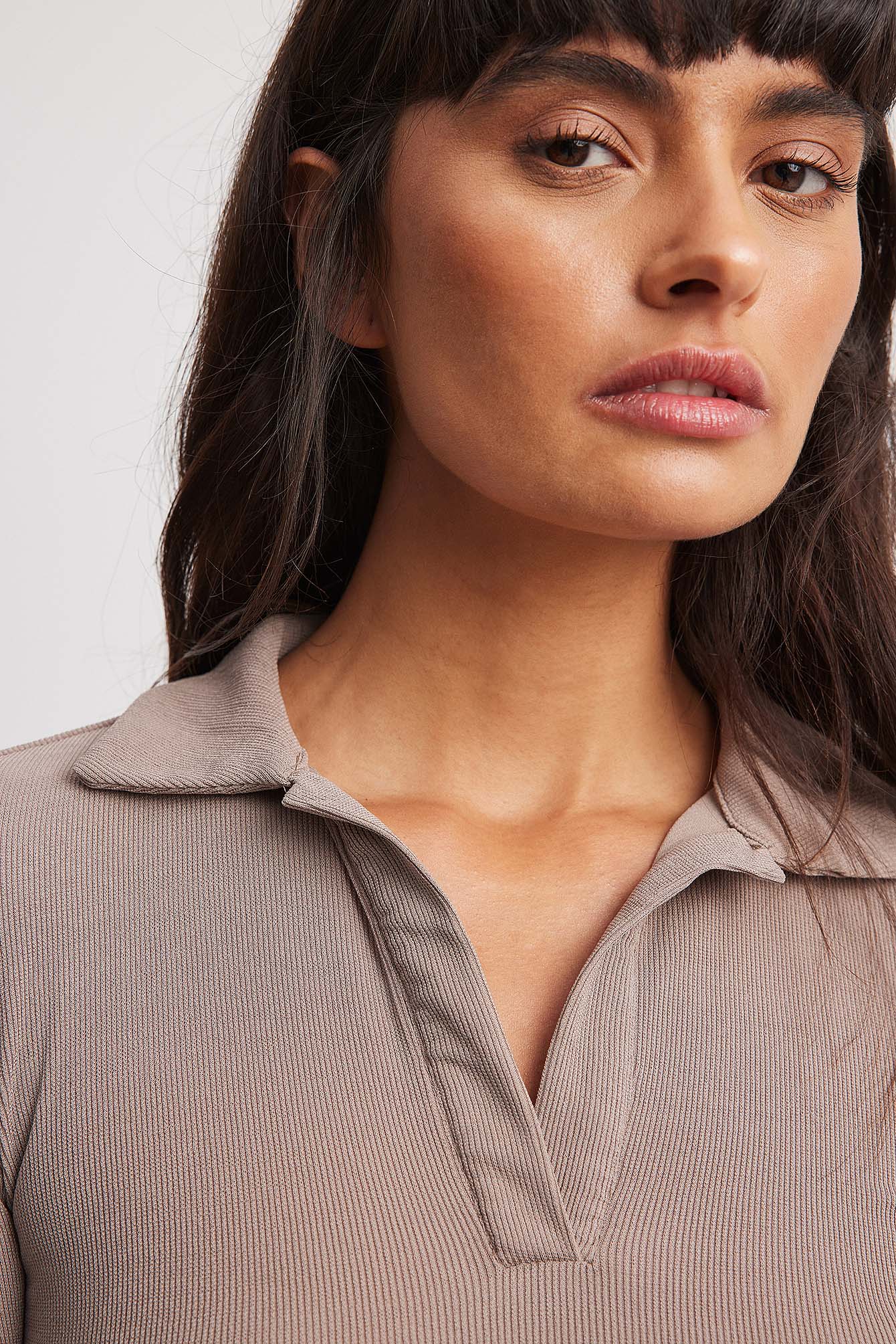 Top transparente com gola Brown | NA-KD