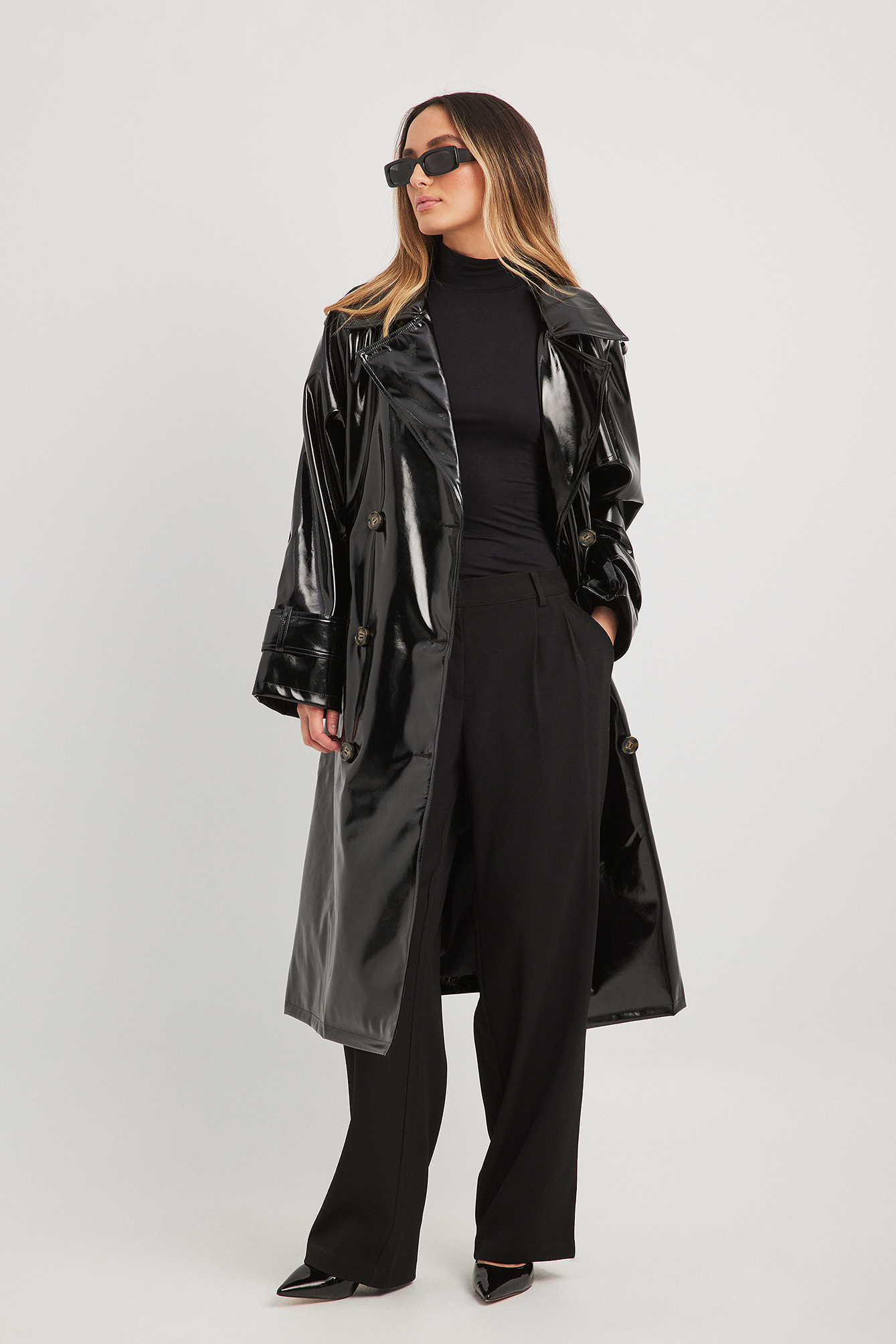Glänzender PU-Trenchcoat mit Gürtel Schwarz | NA-KD