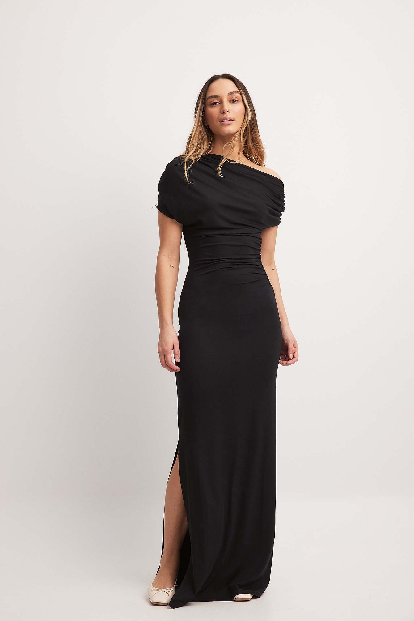 Soft Line Draped Midi Dress Black | NA-KD