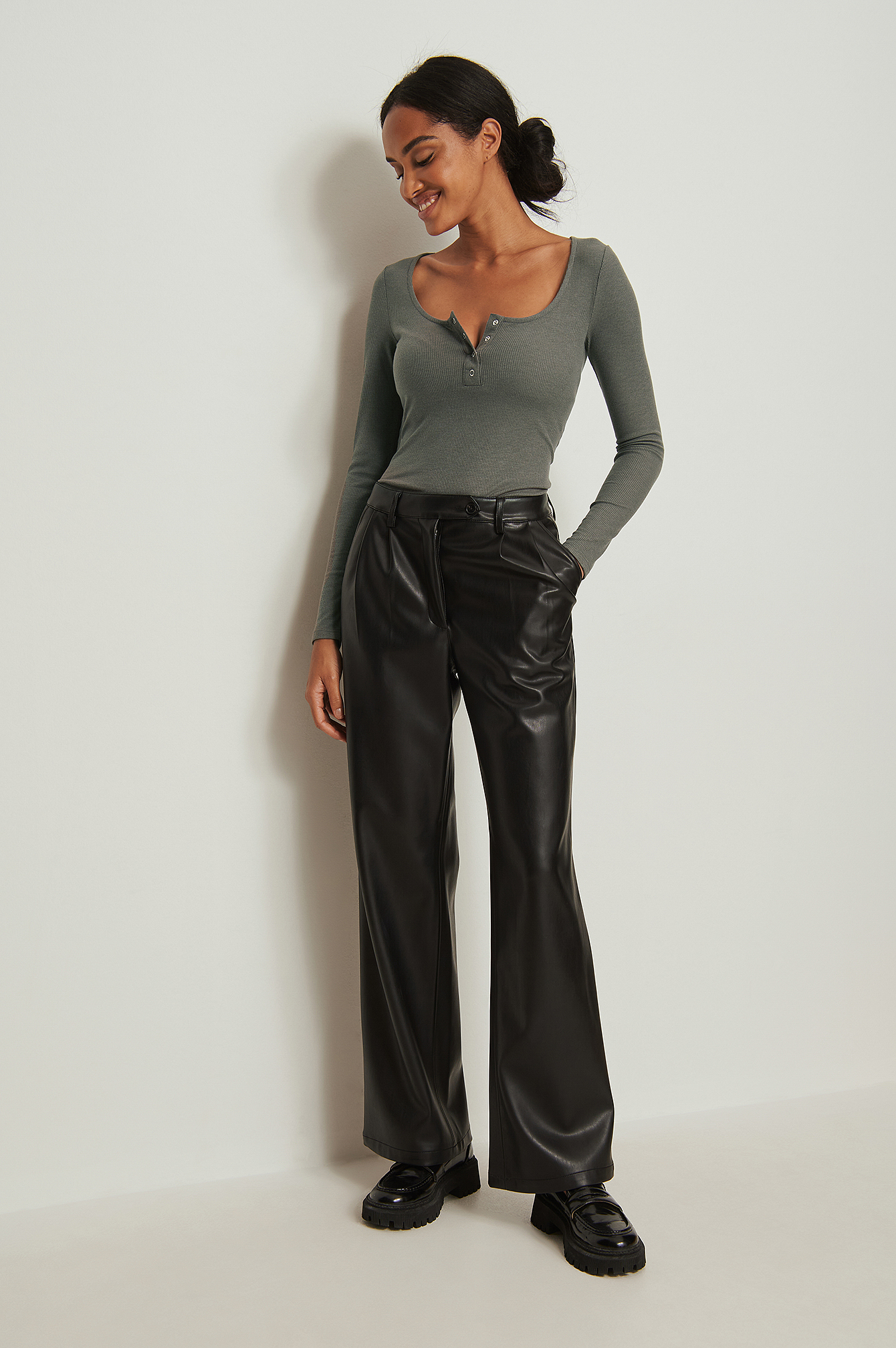 Hohe Taille PU-Hose mit Biesen Schwarz | na-kd.com