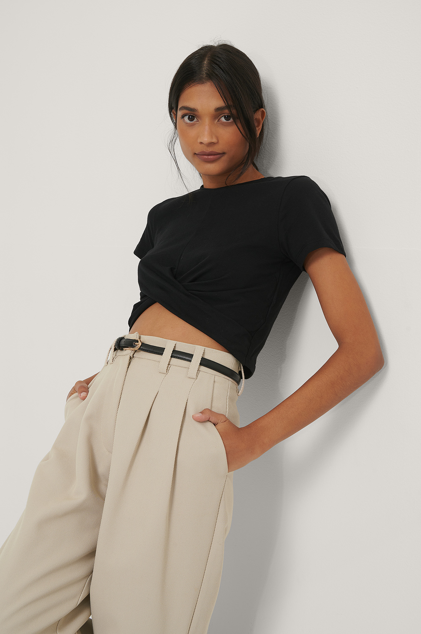 Crop Twisted Tee Black | NA-KD