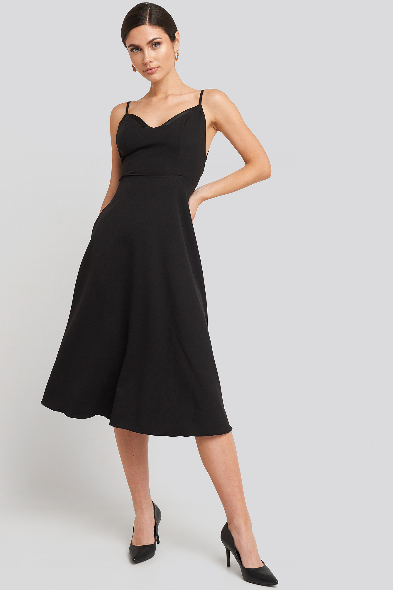 Thin Strap Satin Detailed Midi Dress Schwarz | NA-KD