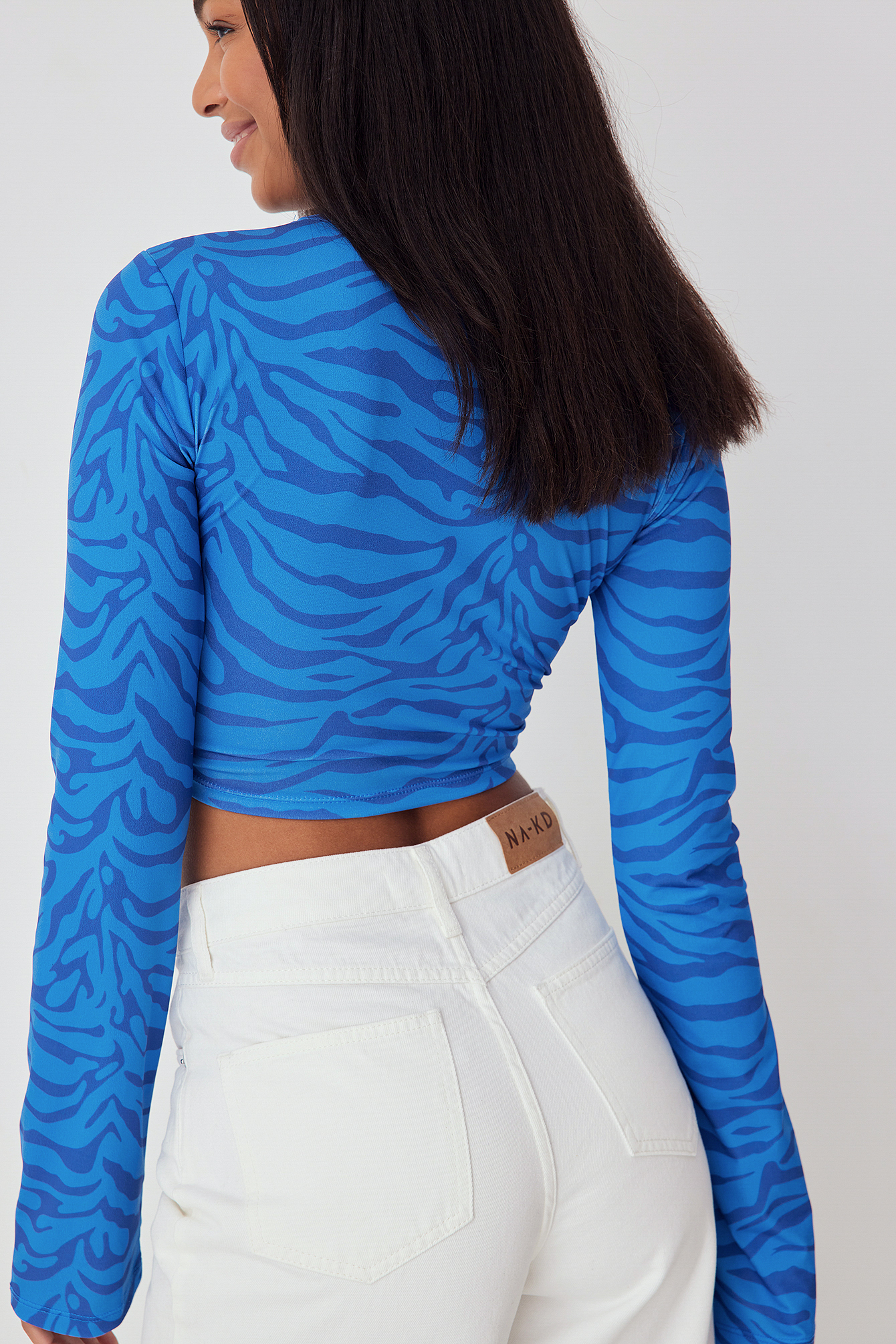 Top corto con parte delantera retorcida Azul | na-kd.com