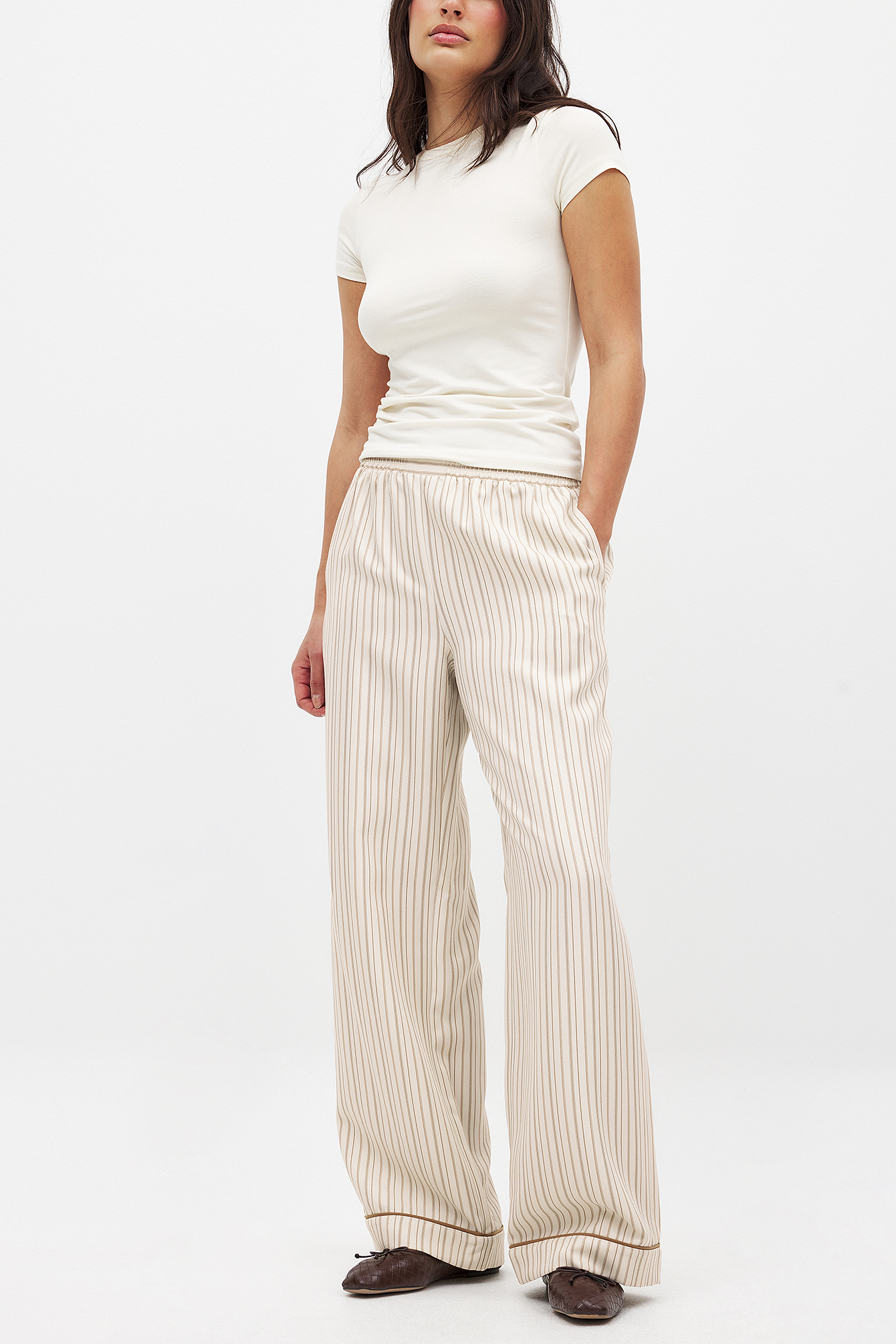 Pantalón ancho de tiro medio Rayas | NA-KD