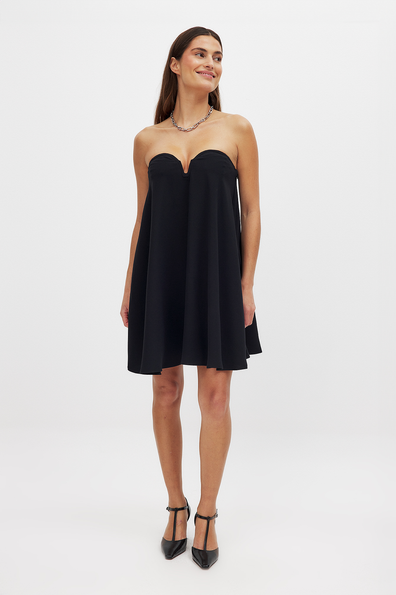 Robe courte tissée à décolleté cœur Noir | NA-KD