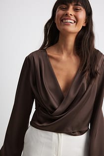 Långärmad topp i satin med asymmetriskt omslag Brun | NA-KD