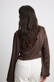 Långärmad topp i satin med asymmetriskt omslag Brun | NA-KD