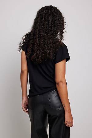 Deep Neckline Top Black | NA-KD