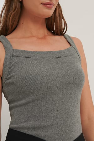 Geripptes Unterhemd Mit Tiefem Rücken Grau | NA-KD