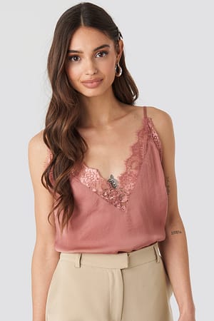 Deep Front Lace Singlet Rosa | NA-KD