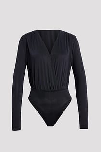 Overlap V-Neck Body Black | NA-KD