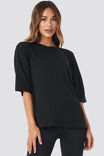 Oversized Viscose Tee Schwarz | NA-KD
