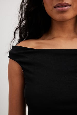 Off shoulder Waterfall Top Black | NA-KD