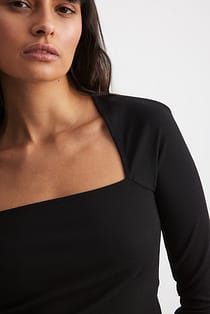 Sharp Shoulder Top Black | NA-KD