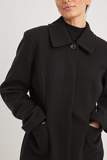 Short Sharp Shoulder Coat Black | NA-KD
